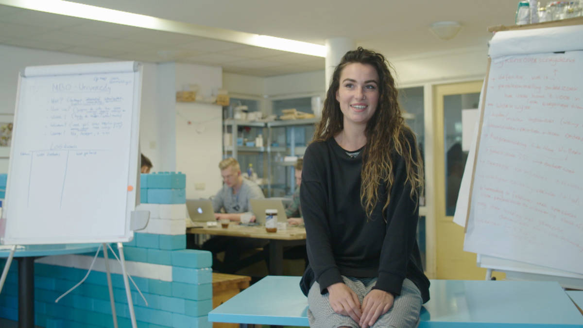 Eva (22) stopte met haar opleiding en startte daarna zelf een school