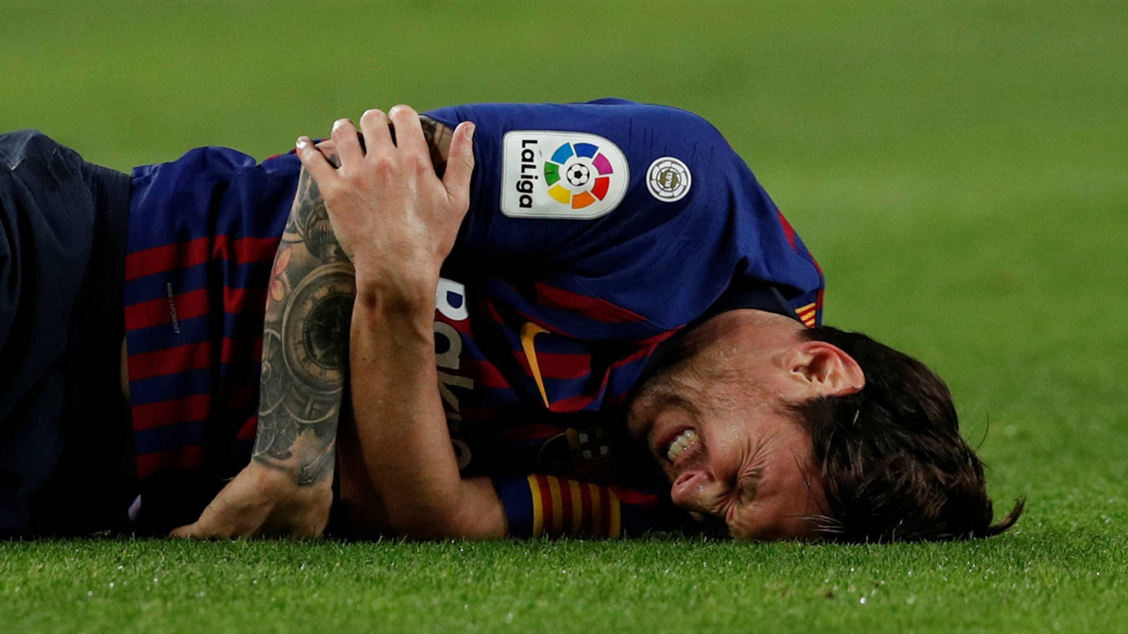 Messi loopt breuk op in arm, mist El Clásico | NOS