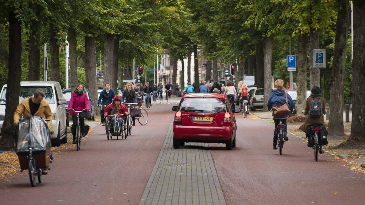 Verkeerstheorie zakt weg, wat weet jij over fietsstraat en groene streep?