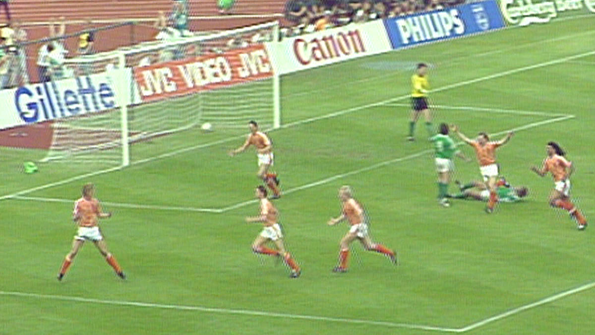 EK 1988: Oranje verslaat Ierland in Gelsenkirchen dankzij 'lucky' Kieft