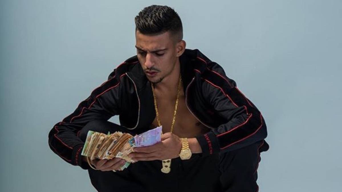 Boef speelt Kerstman en geeft geld aan scholieren