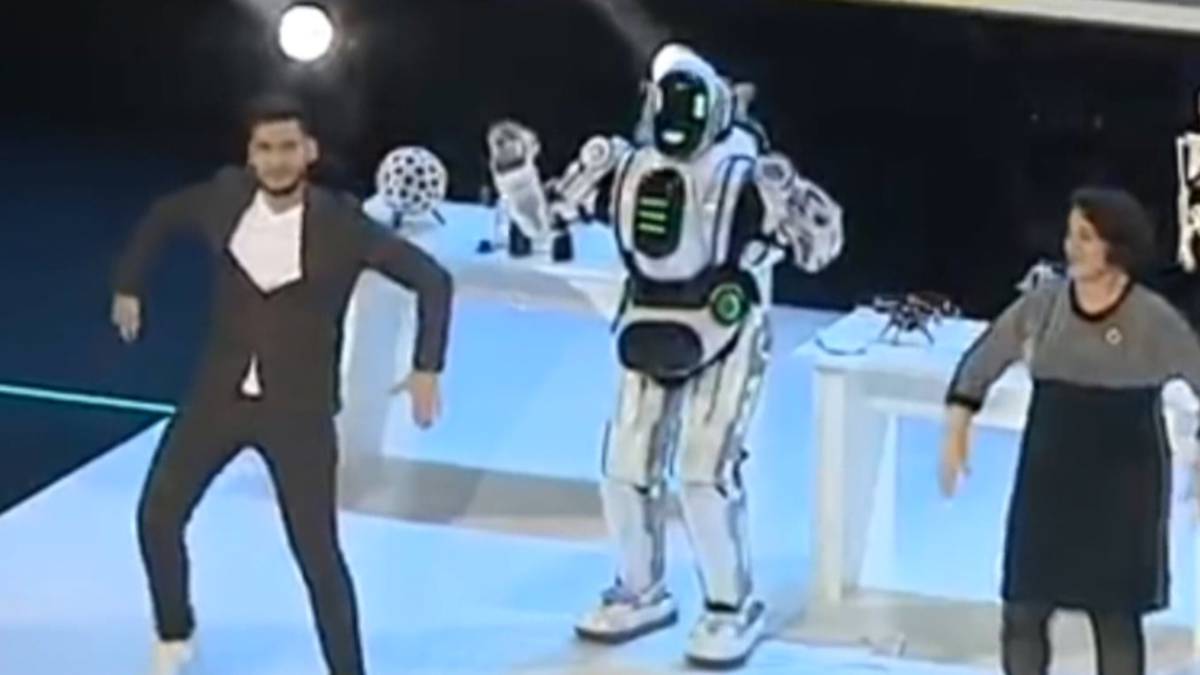 Knappe robot blijkt man in pak
