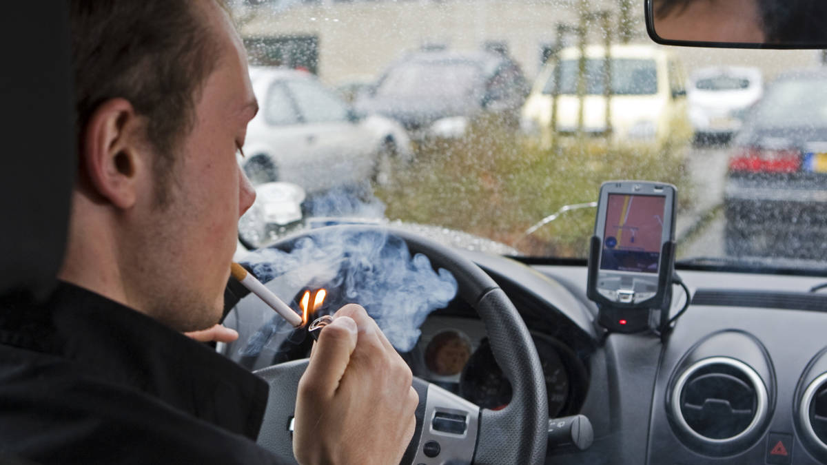 Vlaanderen beboet roken in auto met kinderen