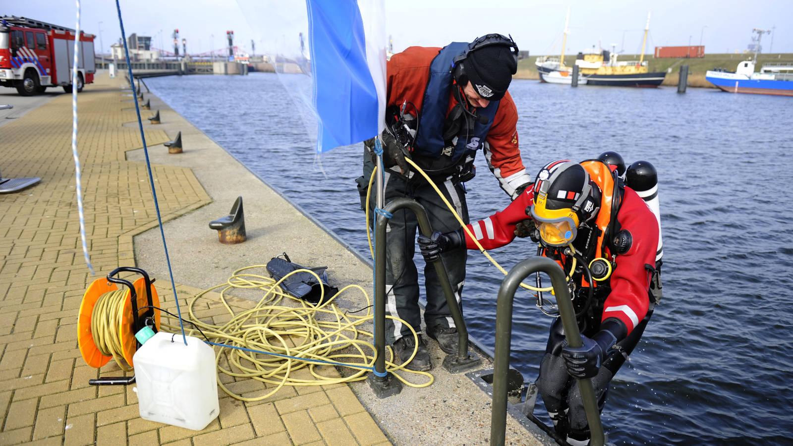 Mensen redden uit het water: 'Stop, denk, doe', zeggen deskundigen | NOS