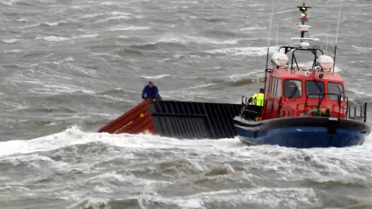 Berger springt op drijvende containers in onstuimige Waddenzee