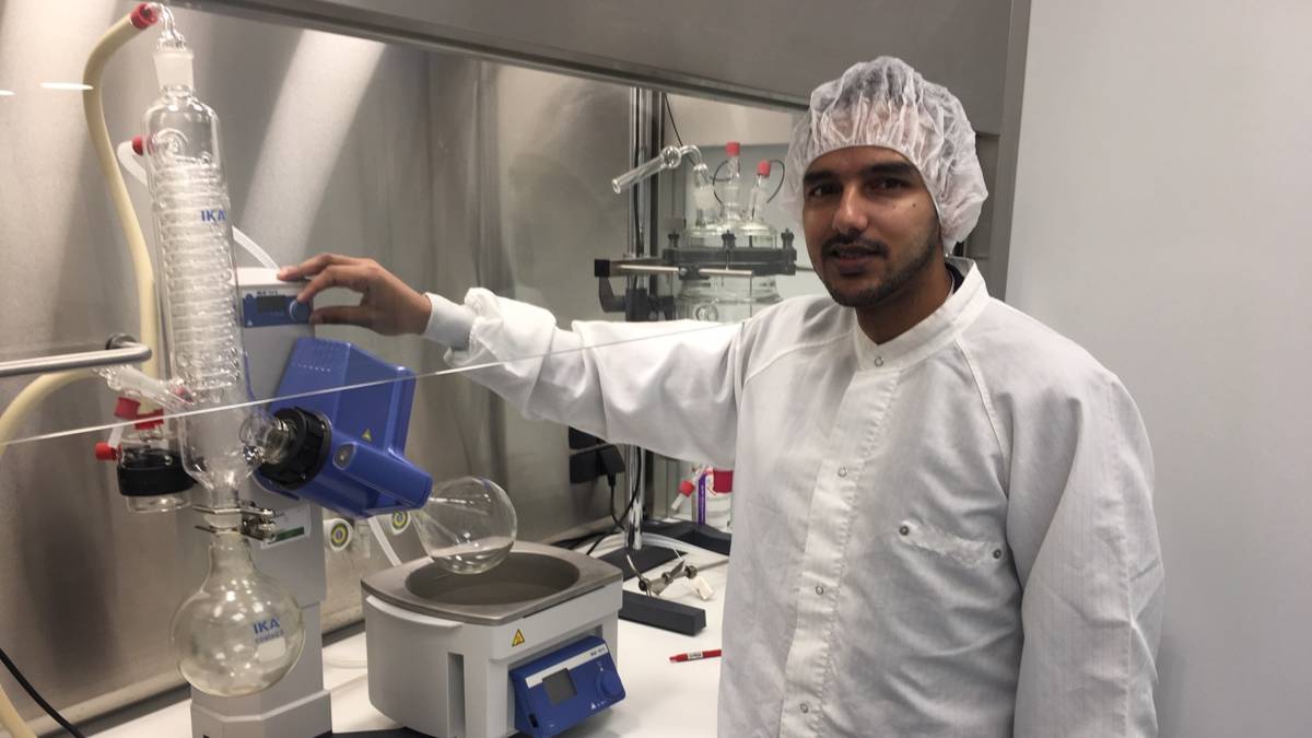 Minister Bruins opent nieuw lab apotheker om dure medicijnen te maken