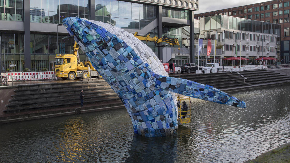 Deze walvis is helemaal gemaakt van plastic afval