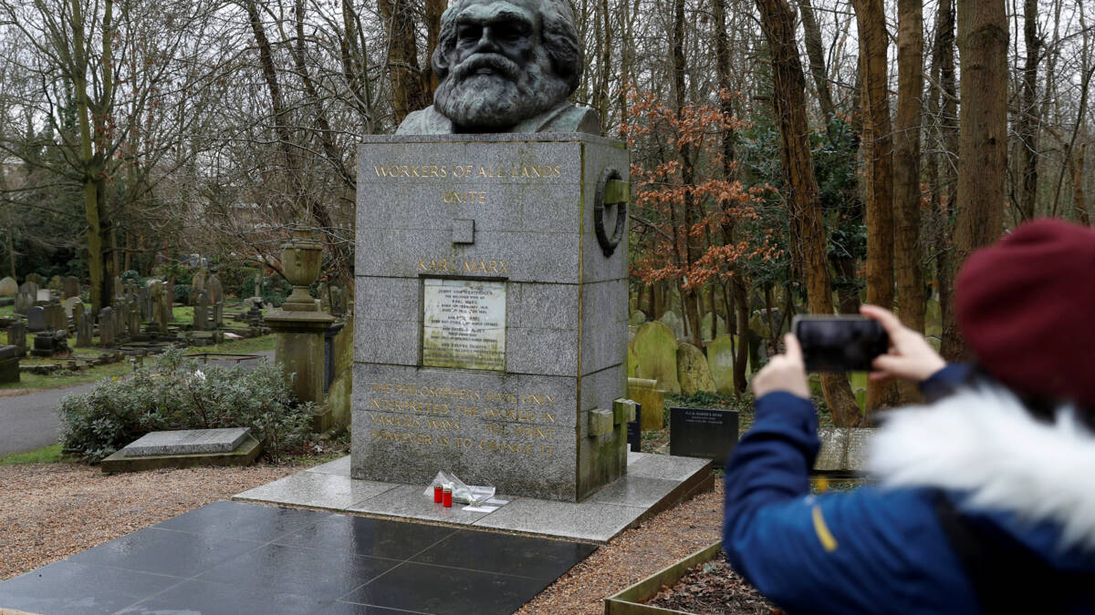 Vandalen takelen het graf van Karl Marx toe