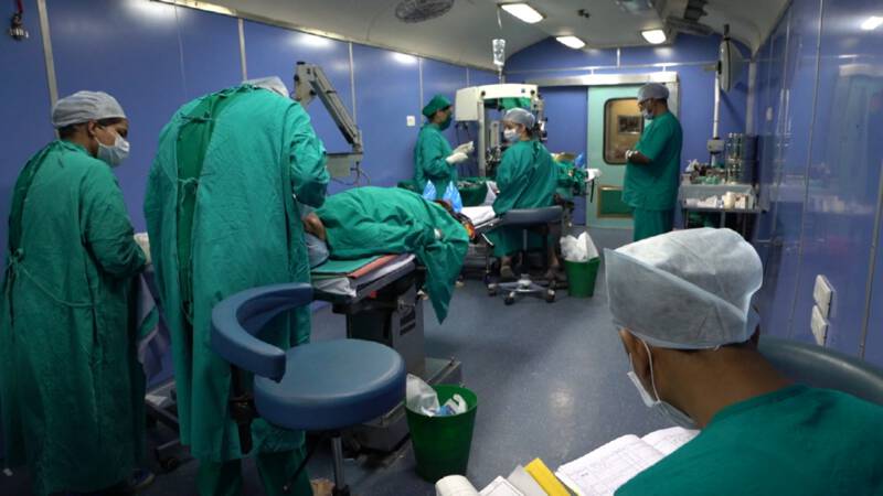 Dokters voeren gratis operaties uit in ziekenhuis-trein