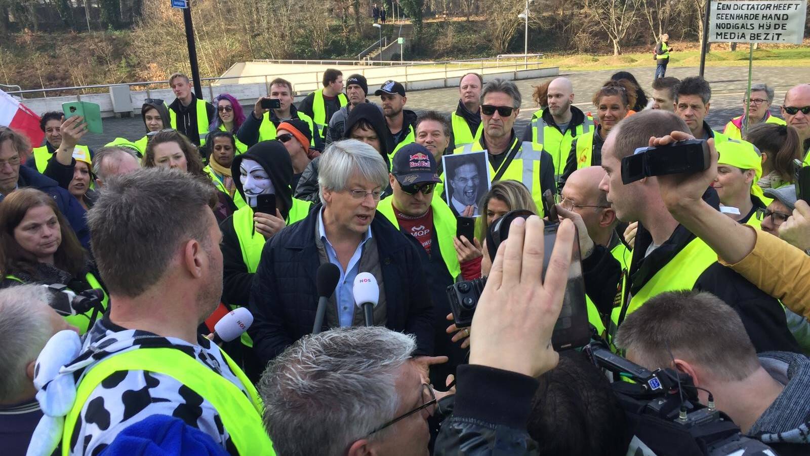 Mensen in gele hesjes protesteren bij NOS-gebouw
