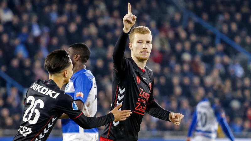 Ajax kruipt naar PSV, Feyenoord voelt hete adem AZ