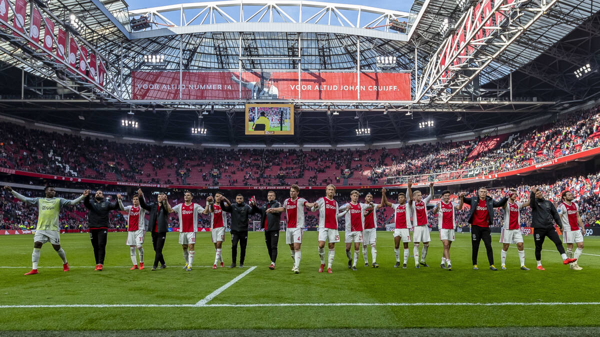 Ajax kruipt naar PSV, Feyenoord voelt hete adem AZ