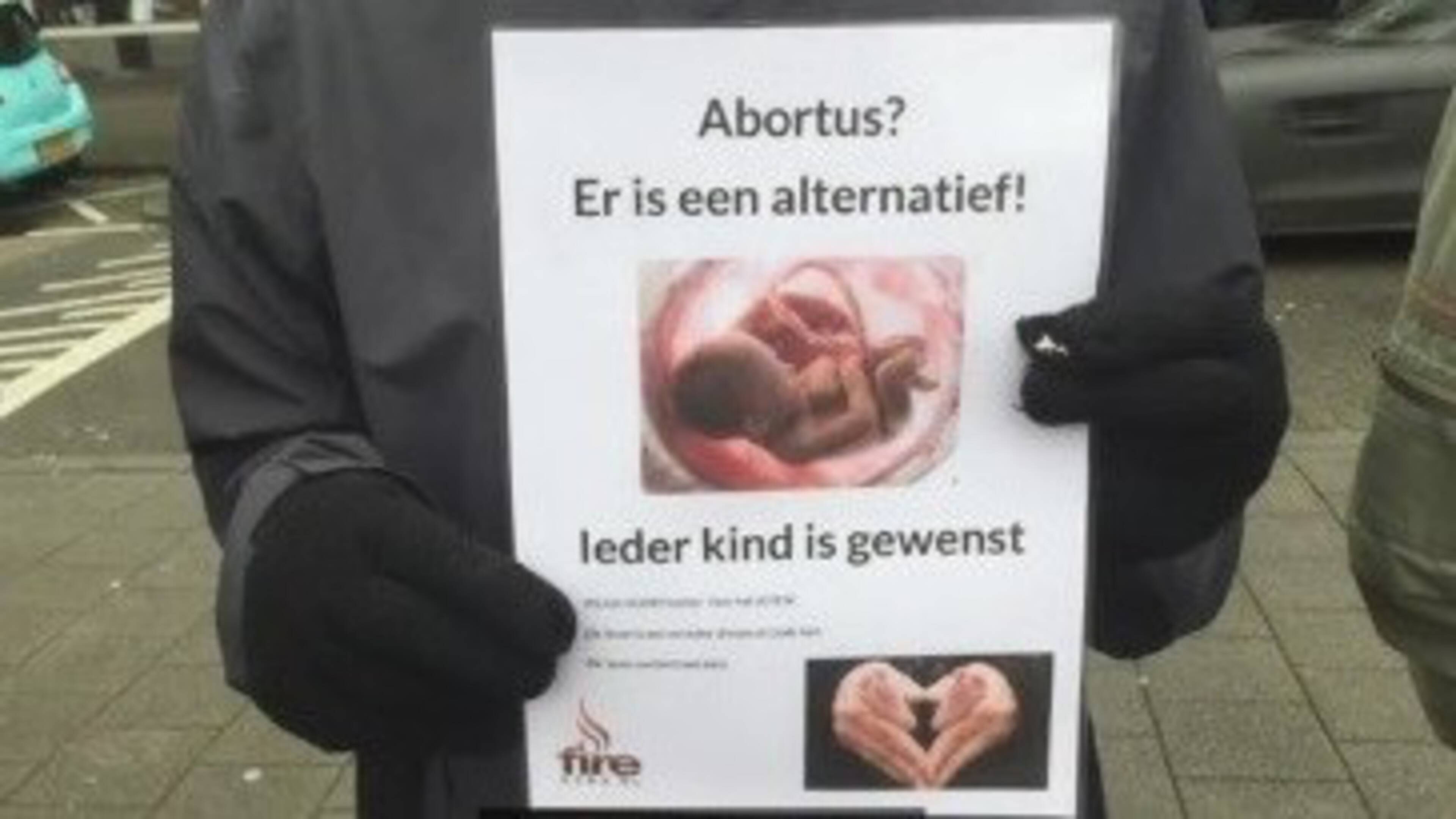Anti-abortusfolder zorgt voor veel discussie | NOS