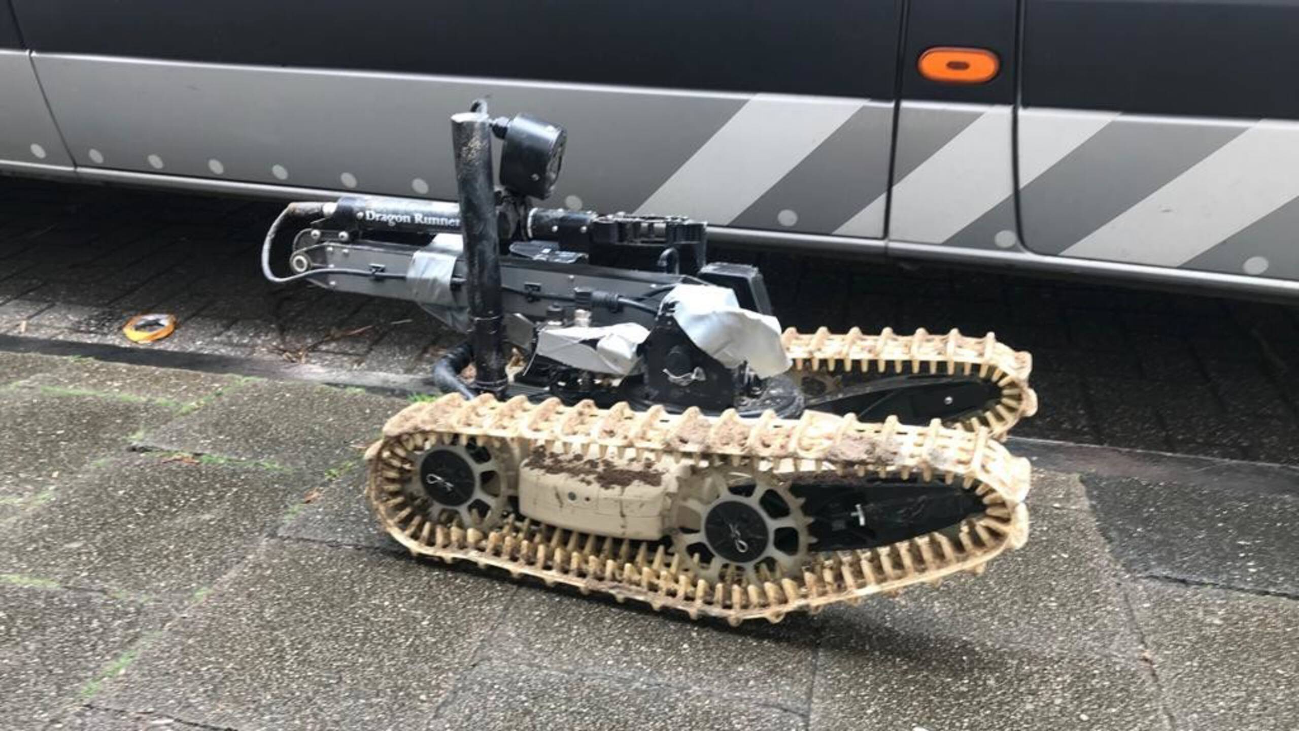 Politie ontdekt doodlopend gangenstelsel onder woningen in Utrecht | NOS