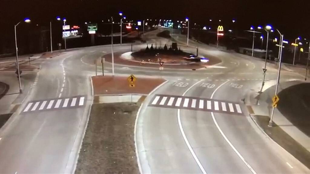 Auto vliegt over rotonde