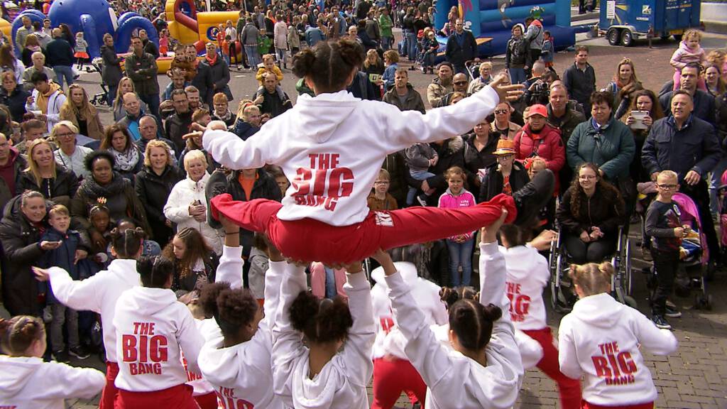 Meiden dansen om geld op te halen voor het WK in Engeland