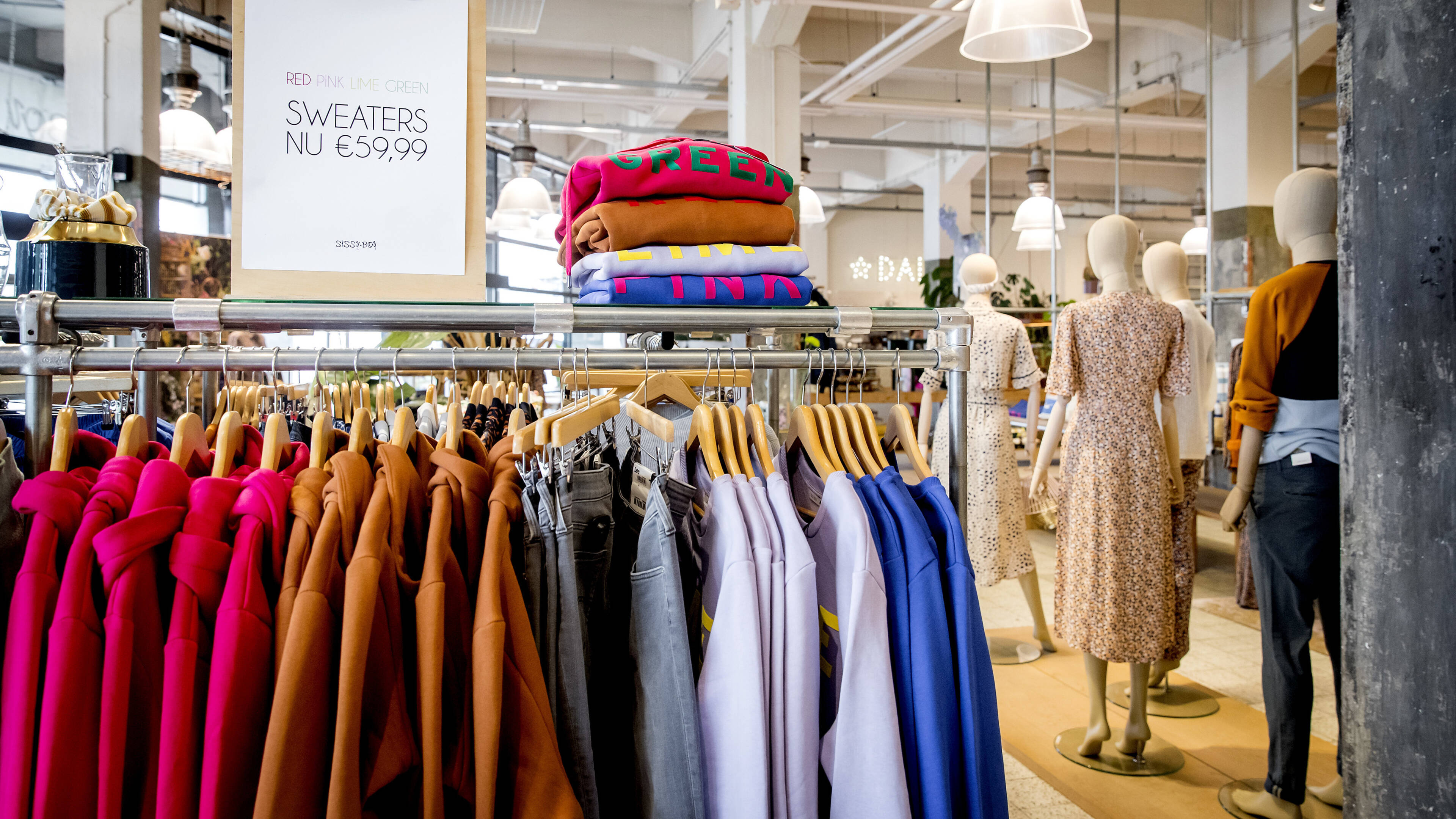 Hoe duurzaam is een kledingstuk? D66 wil een Europees keurmerk | NOS