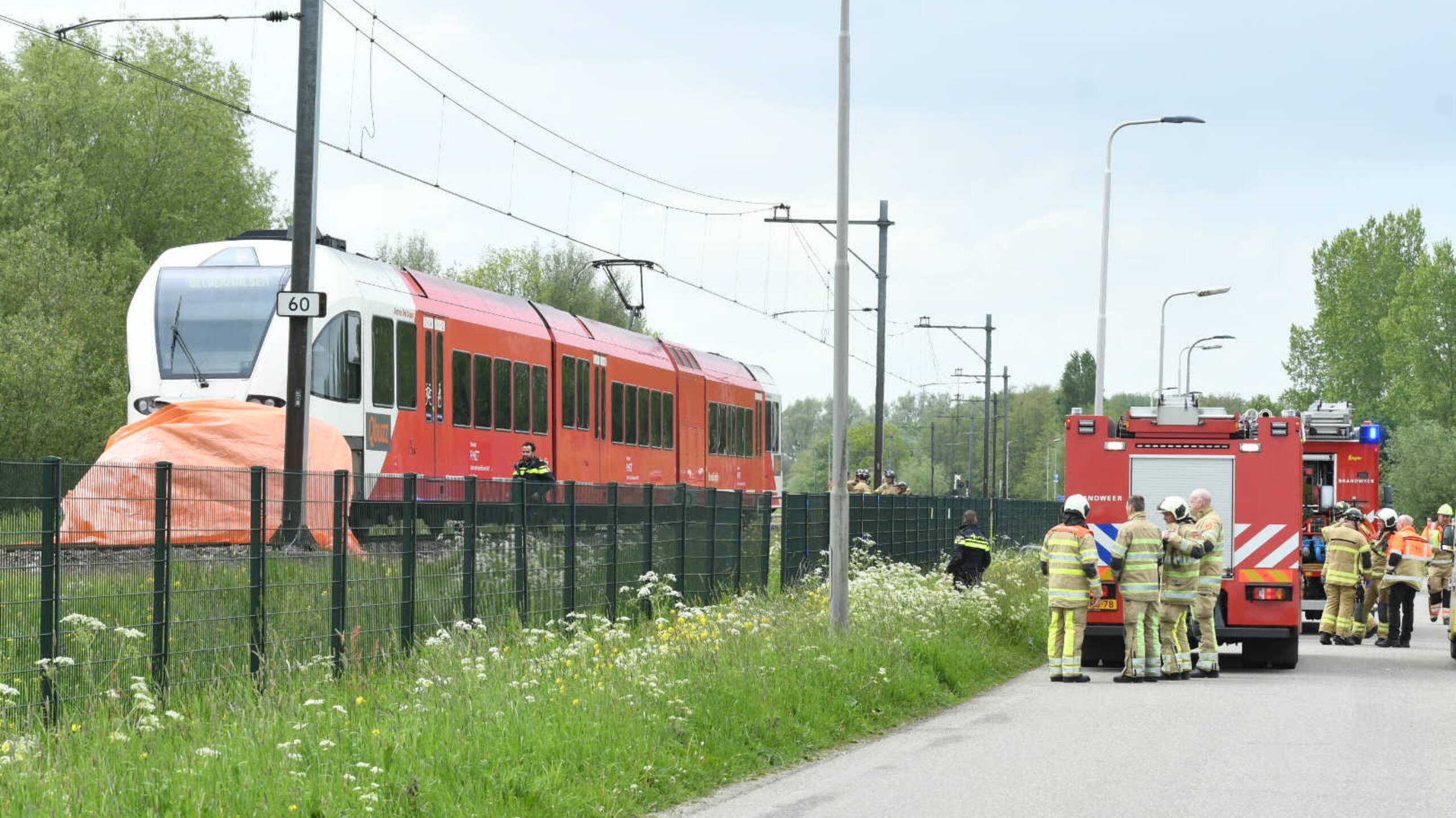 Dode bij botsing tussen trein en auto bij Leerdam | NOS
