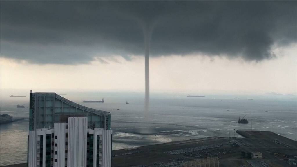 Wow: enorme waterhoos raast langs kust Singapore