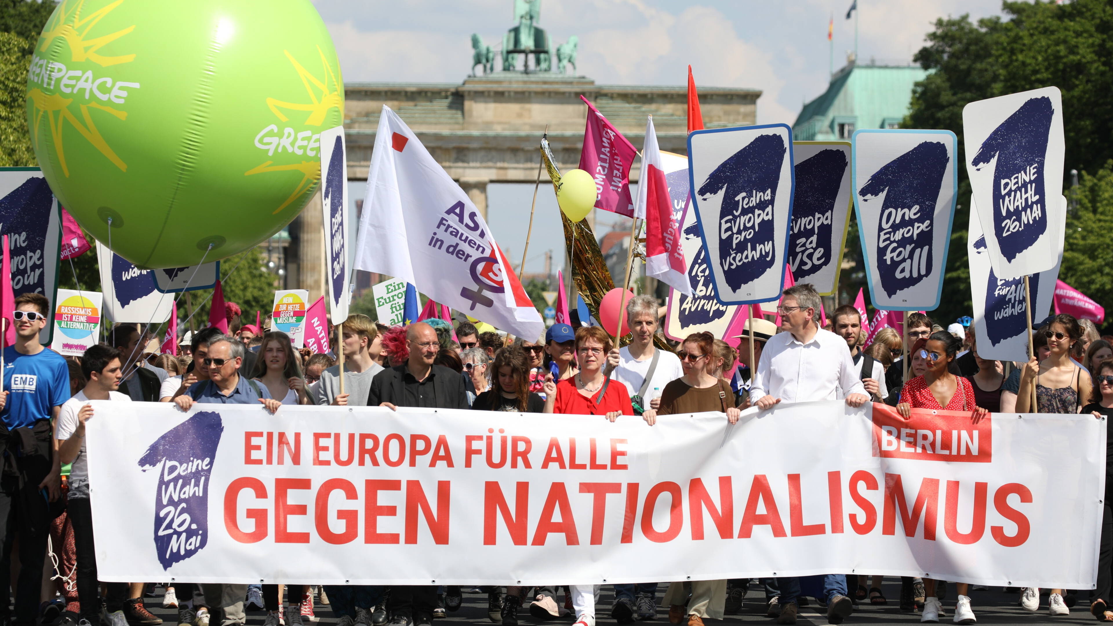 Tienduizenden Duitsers op de been voor demonstraties tegen nationalisme ...