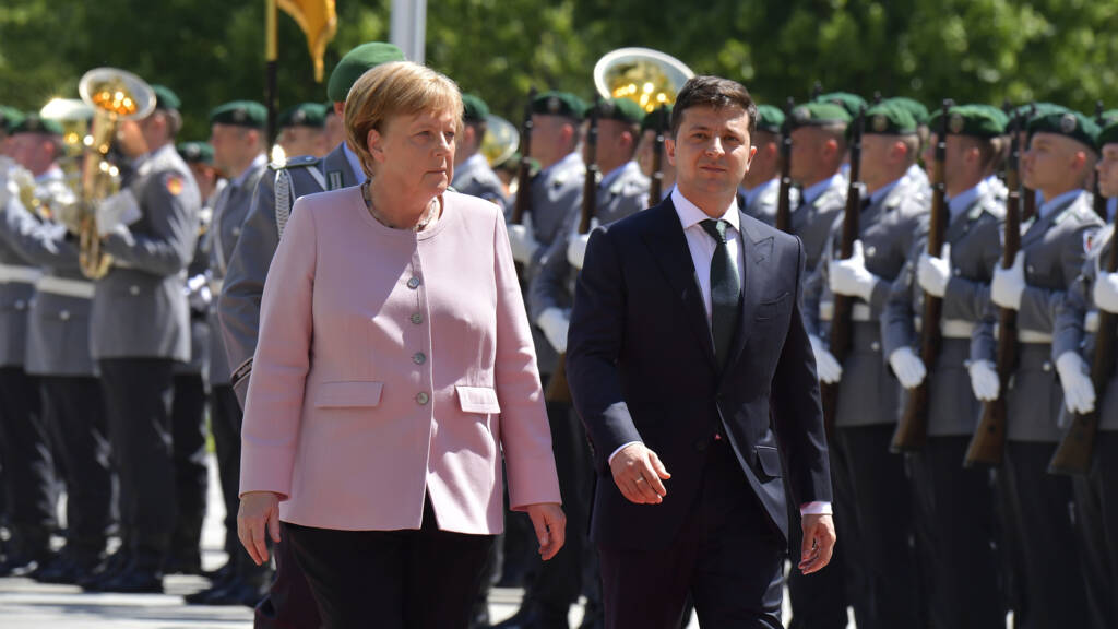 Bevende Merkel voelt zich beter na paar glazen water