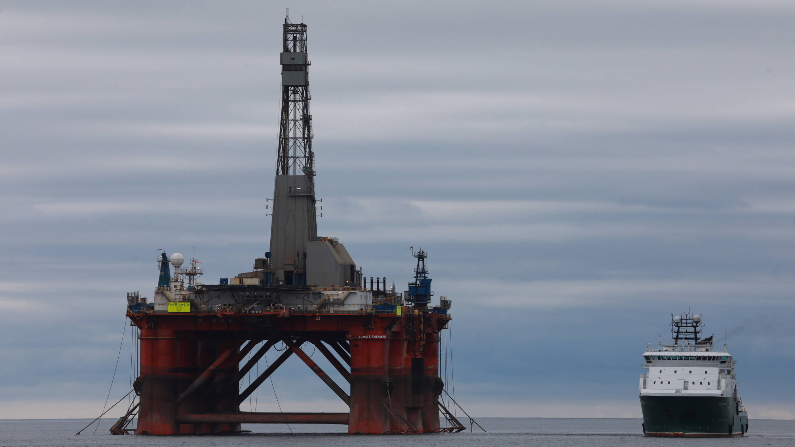 Activisten negeren rechter, houden boorplatform nog tegen | NOS