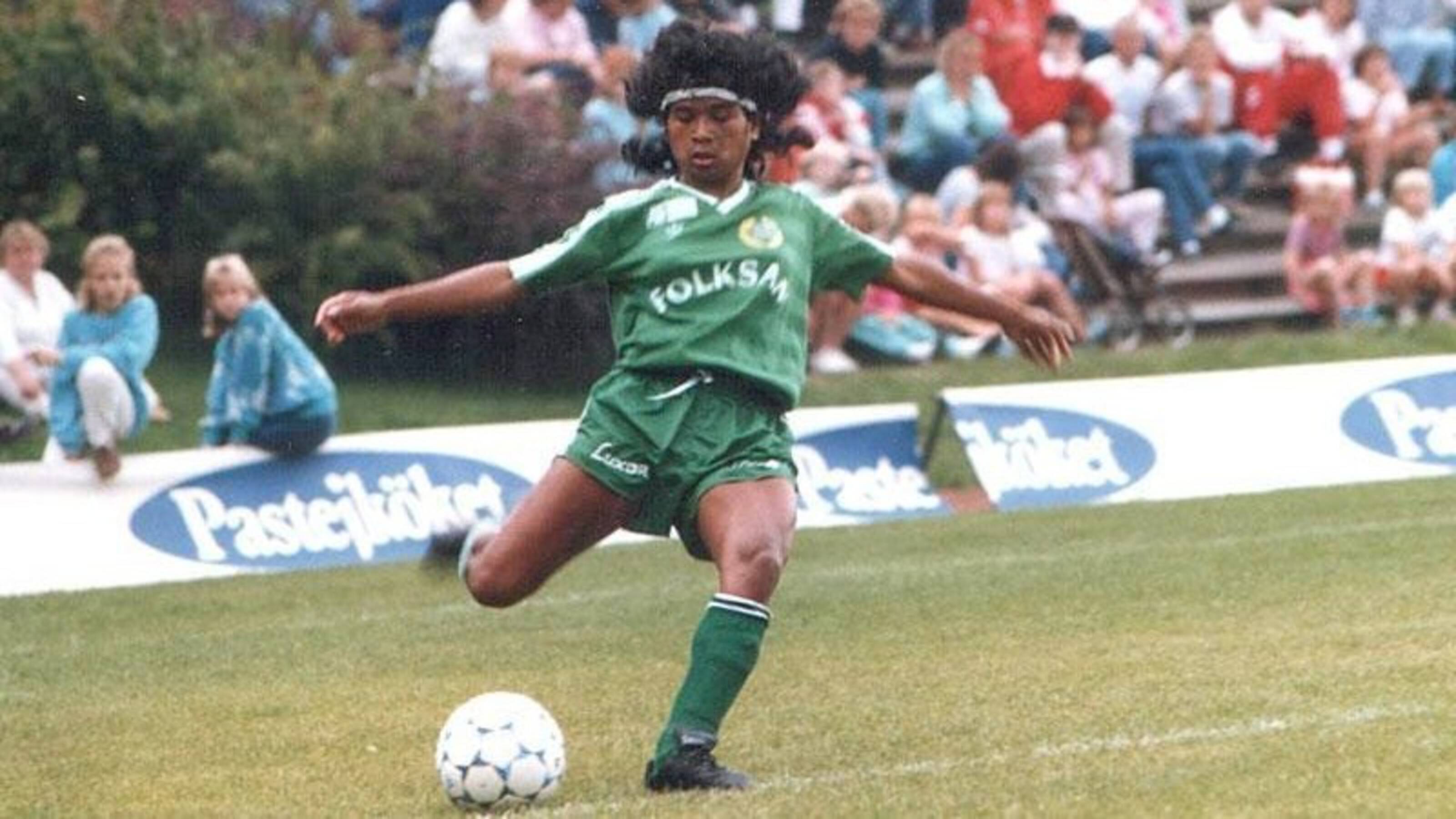 Timisela: 'Het vrouwenvoetbal werd in Zweden meer gewaardeerd' | NOS