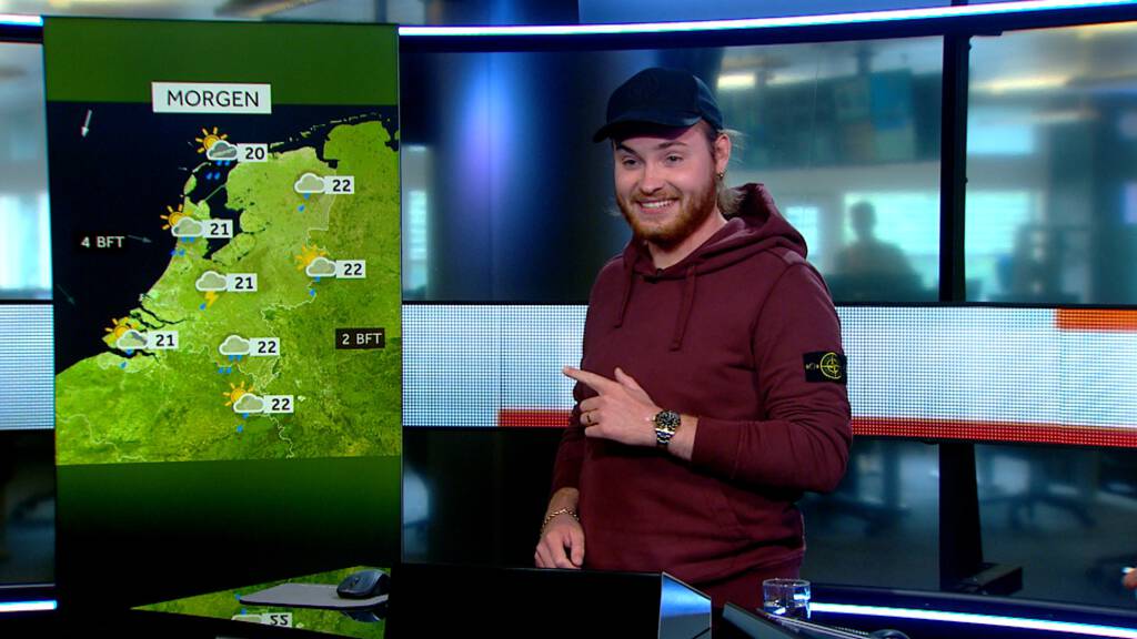 Rapper Donnie presenteert het weer in de studio van de NOS