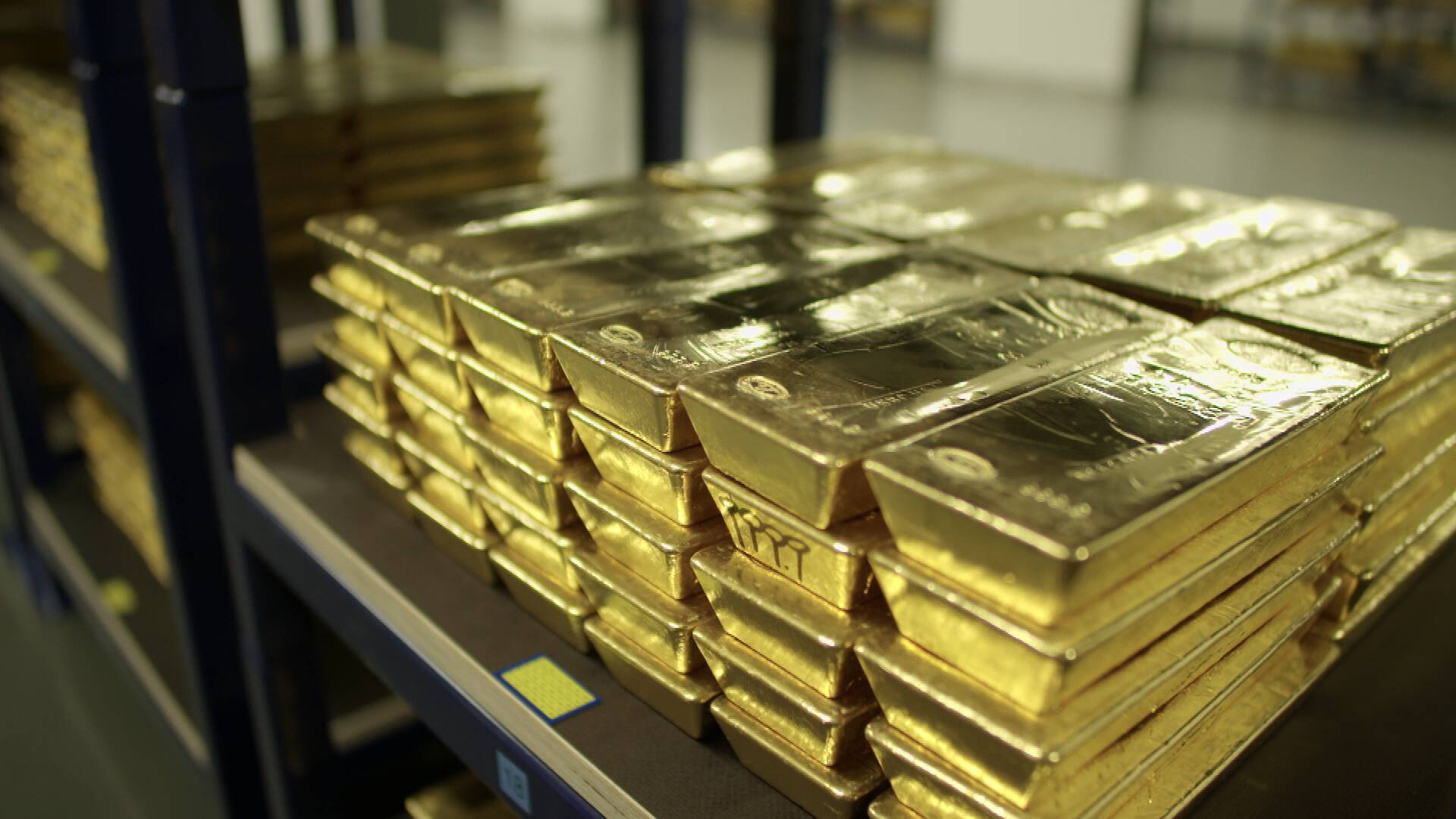 Goudkoorts jaagt prijs op in crisistijd: wat maakt goud zo bijzonder? | NOS