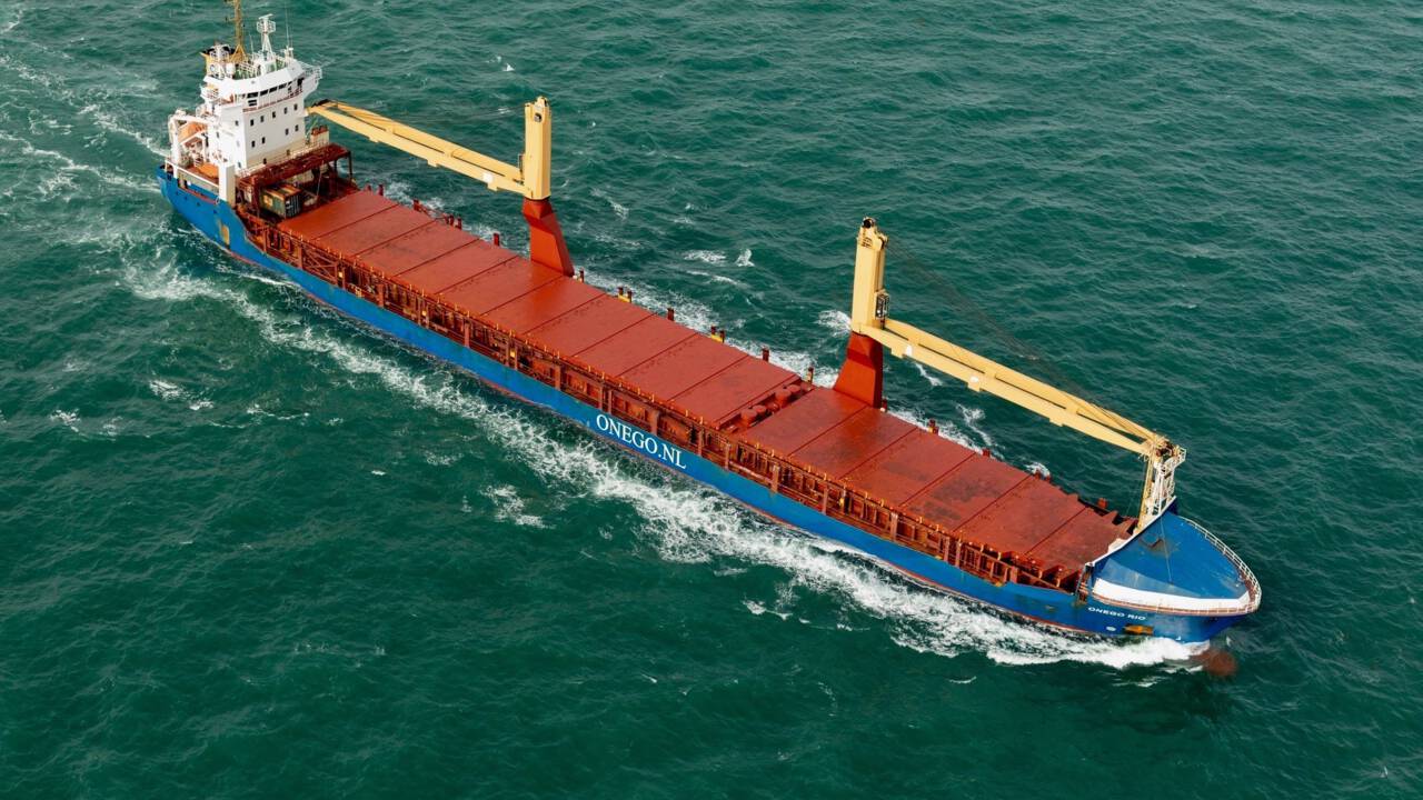 Nederlands vrachtschip na week weggesleept van oceaan | NOS