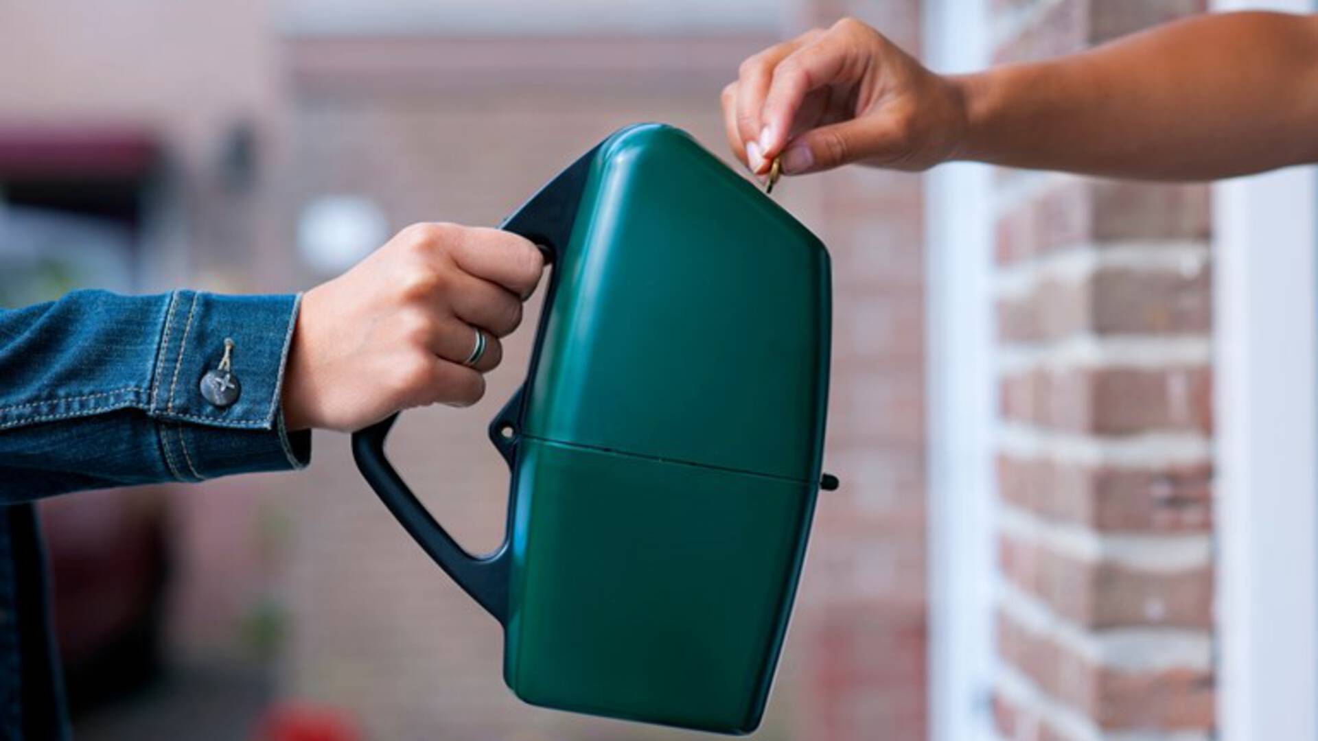 Vrijwilliger Brandwondenstichting beroofd van collectebus | NOS