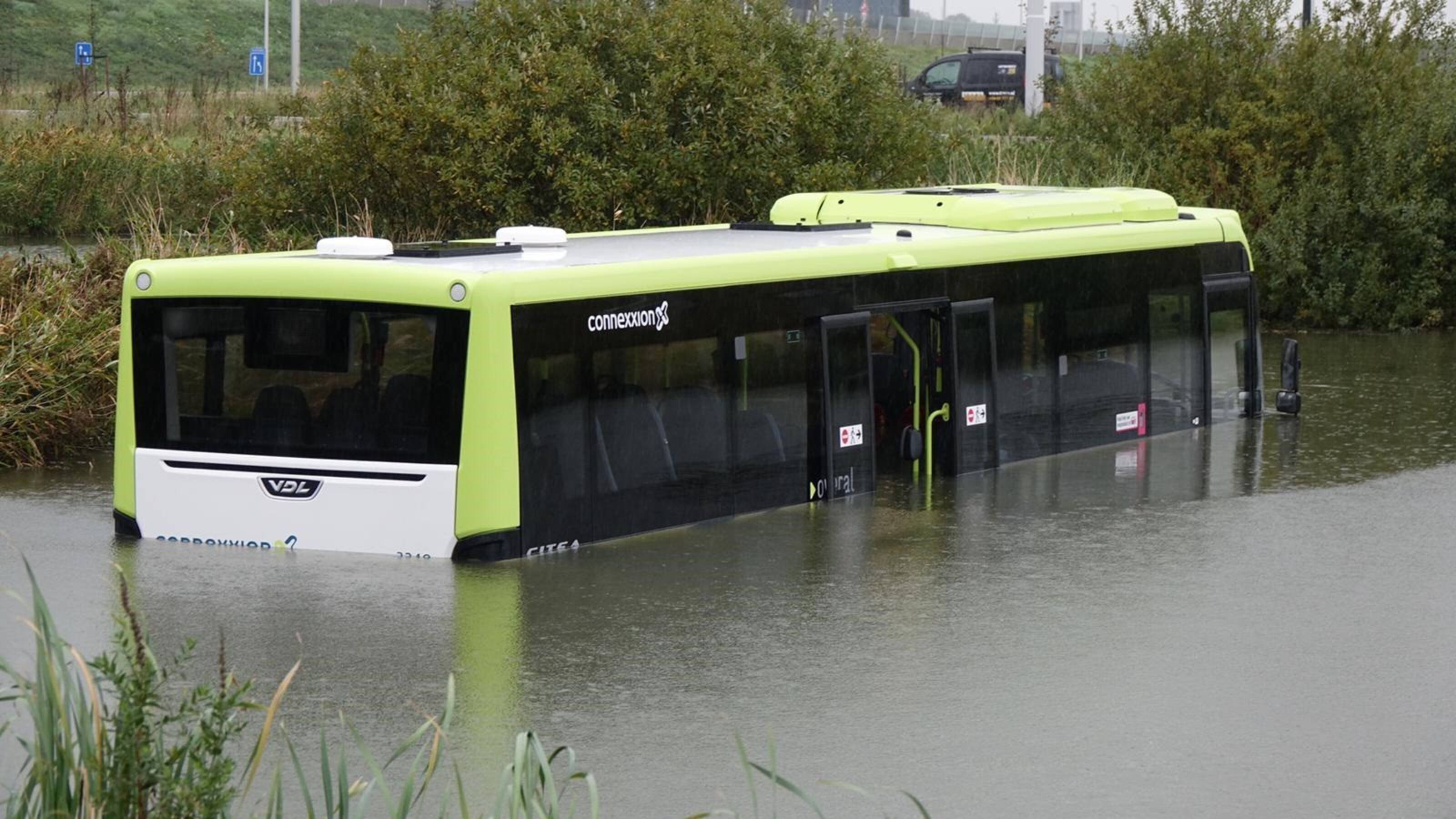 Lijnbus zonder passagiers rijdt water in, chauffeur ongedeerd | NOS