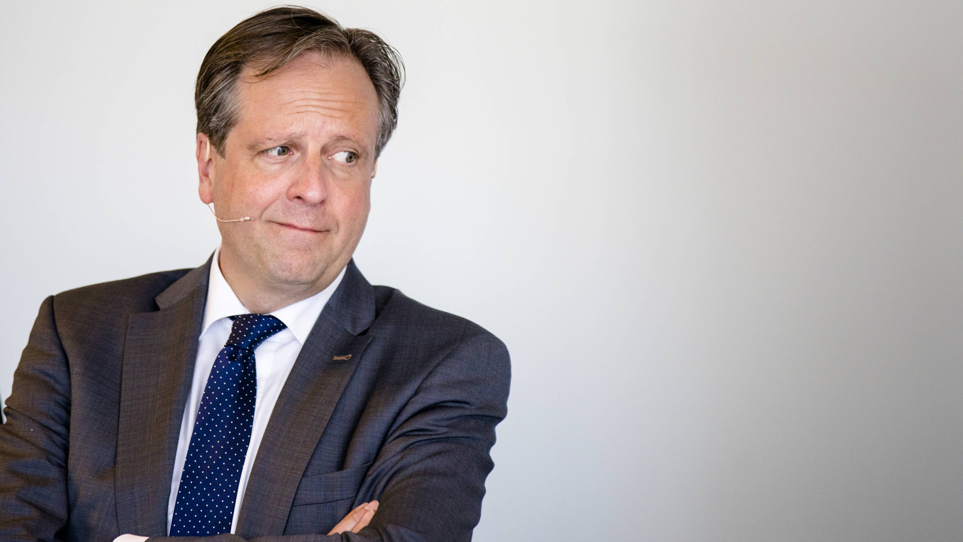Pechtold gaat naar CBR om lange wachtlijsten te bestrijden | NOS
