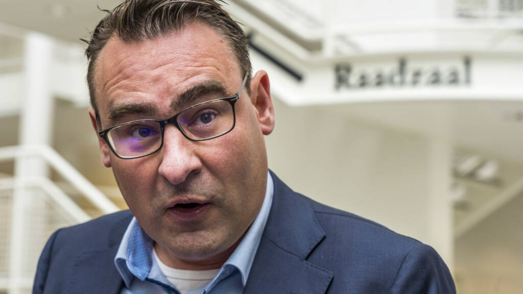 Van corruptie verdachte Richard de Mos terug in Haagse raad