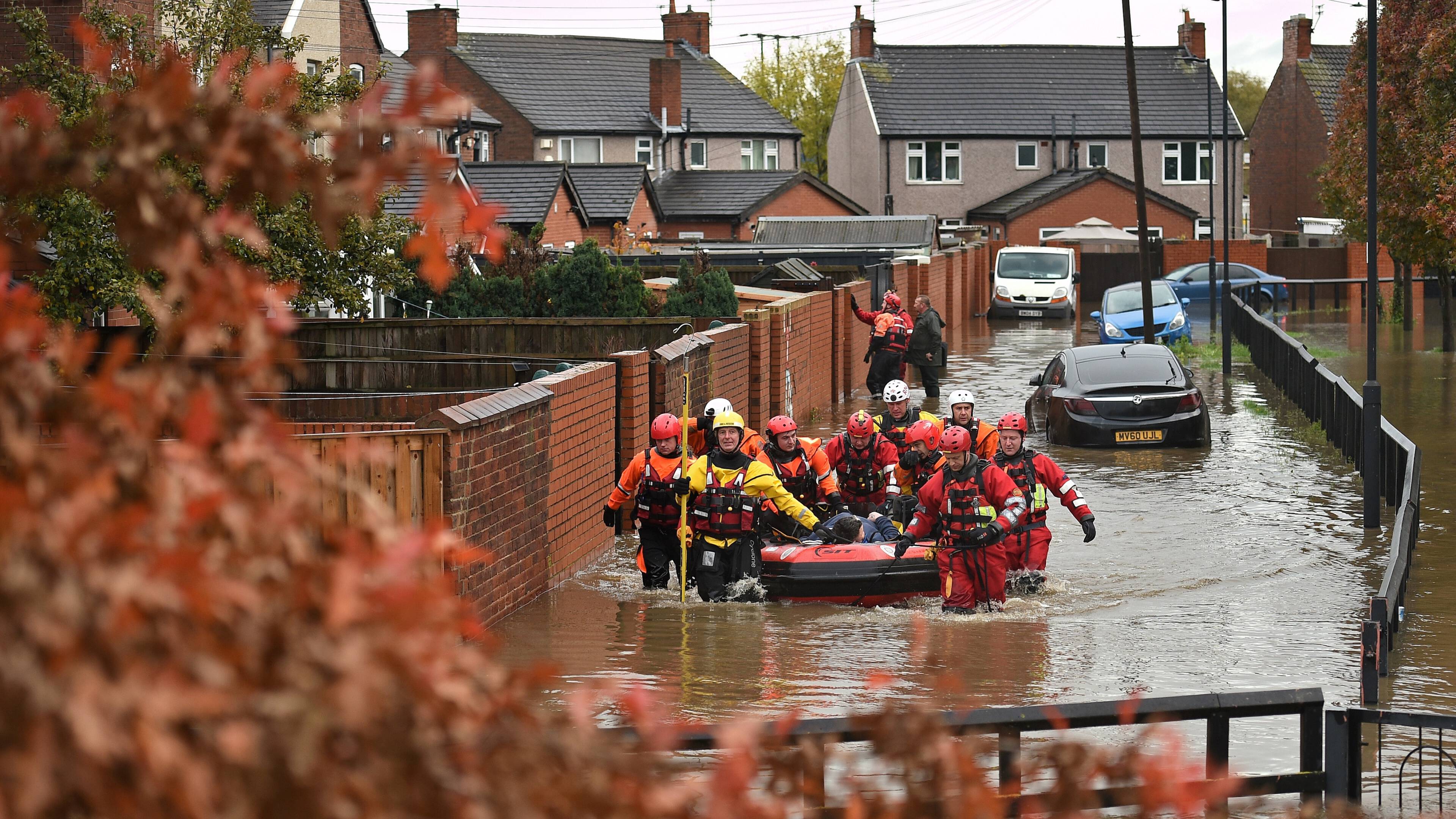 Zeker een dode bij zware overstromingen in Engeland | NOS