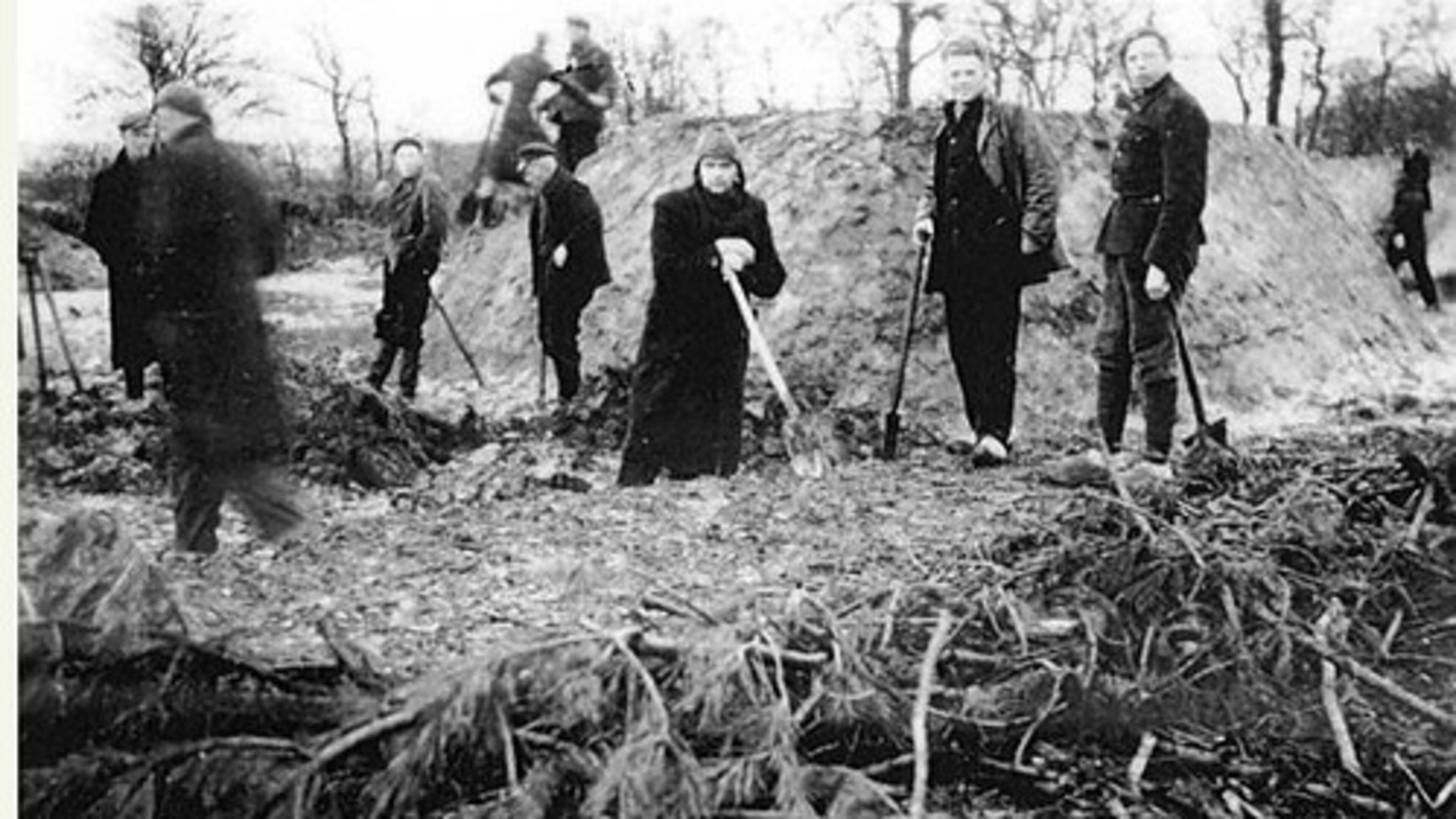 het bevrijdingsjaar | Dwangarbeiders graven en scheppen ...