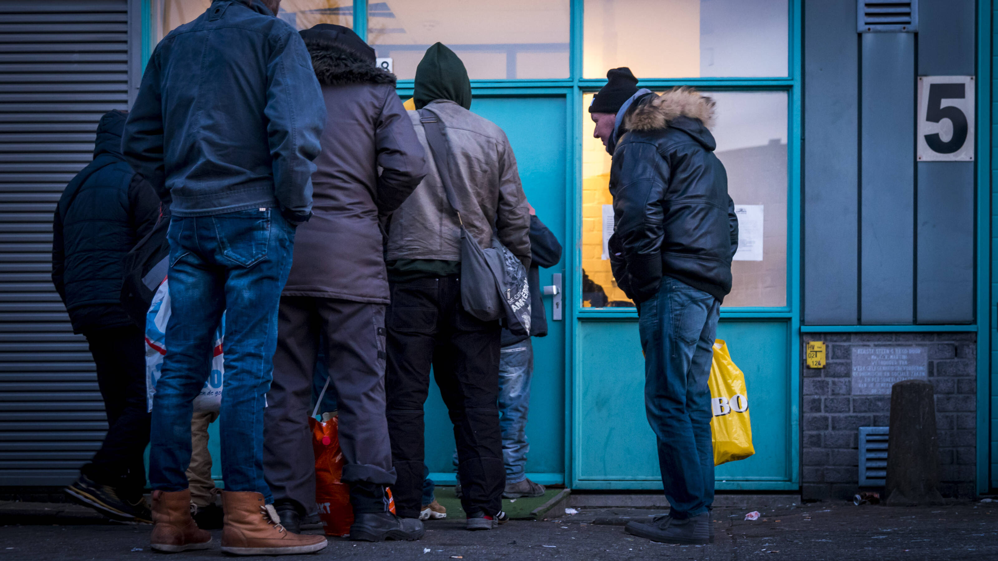 Wel een baan, maar geen woning: alarm om groei nieuwe groep daklozen | NOS