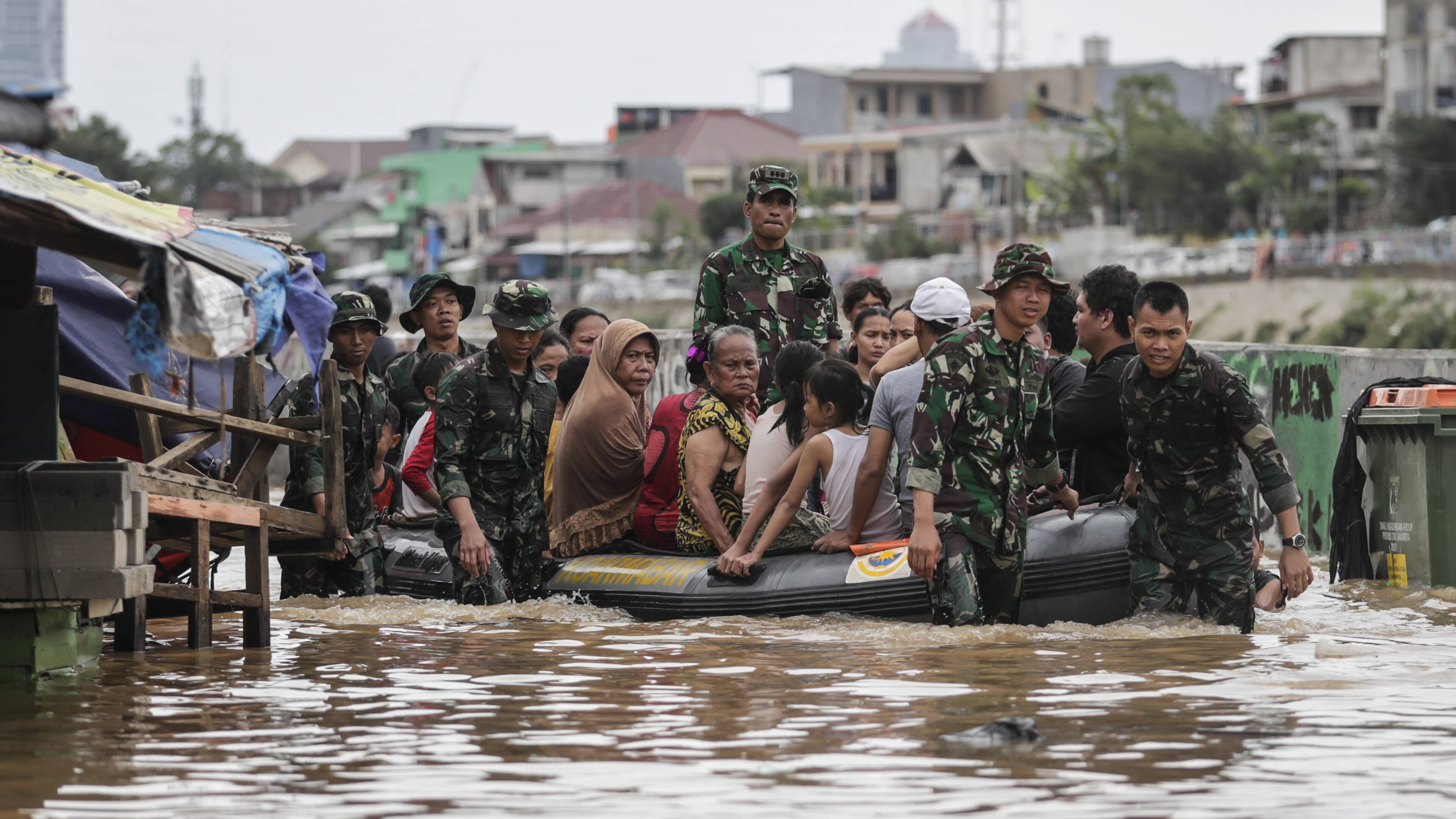 Dodental overstromingen Indonesië stijgt naar 43 | NOS