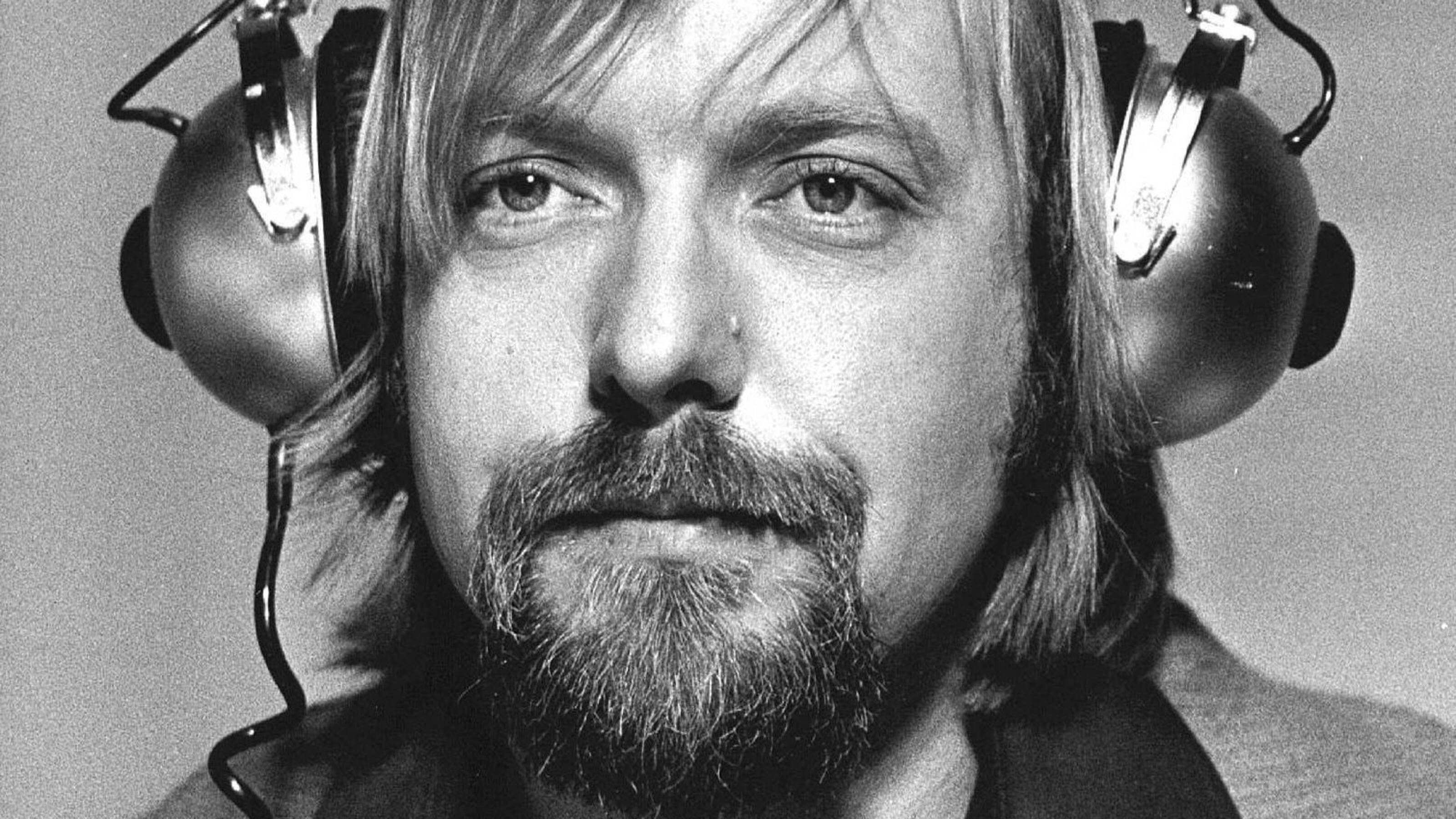 Oud-radio-dj Tom Mulder (Vijftig pop of een envelop) overleden | NOS