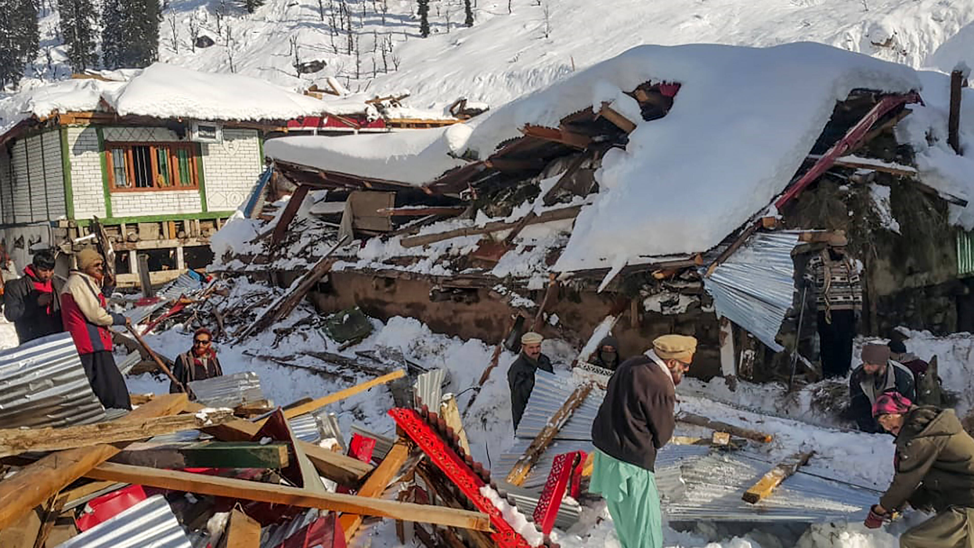 Honderden bergtoeristen gered na lawine Himalaya | NOS