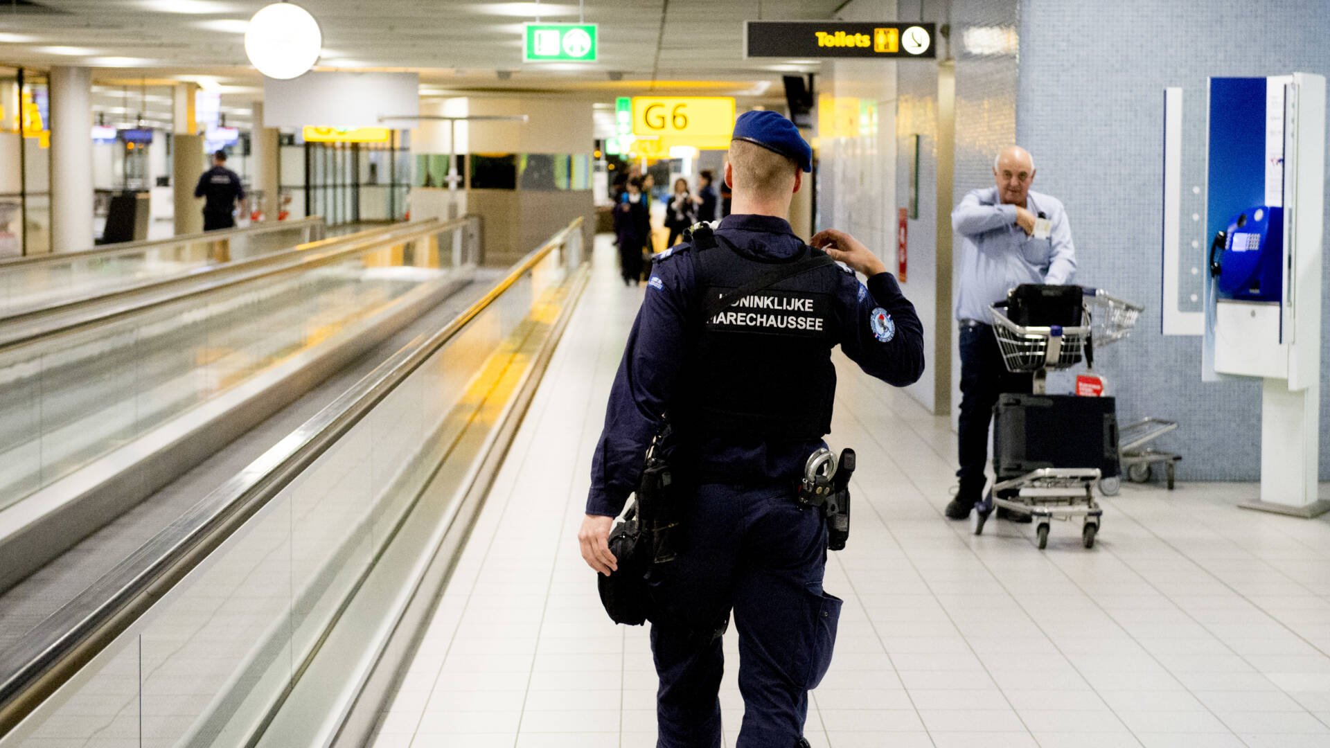 Waarom een Schipholpas zo waardevol is voor criminelen | NOS