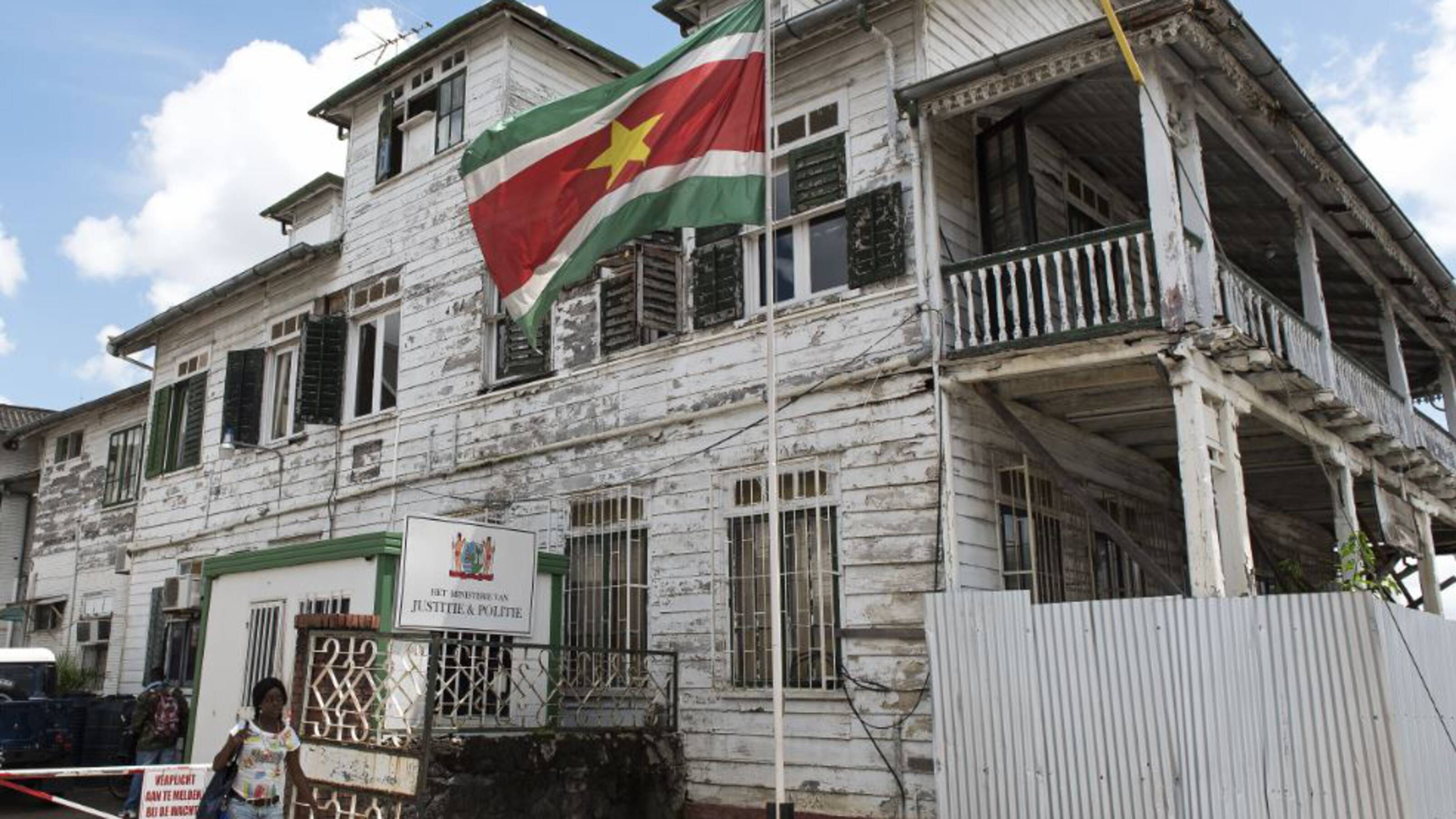 100 miljoen dollar verdwenen uit reserve Centrale Bank Suriname | NOS