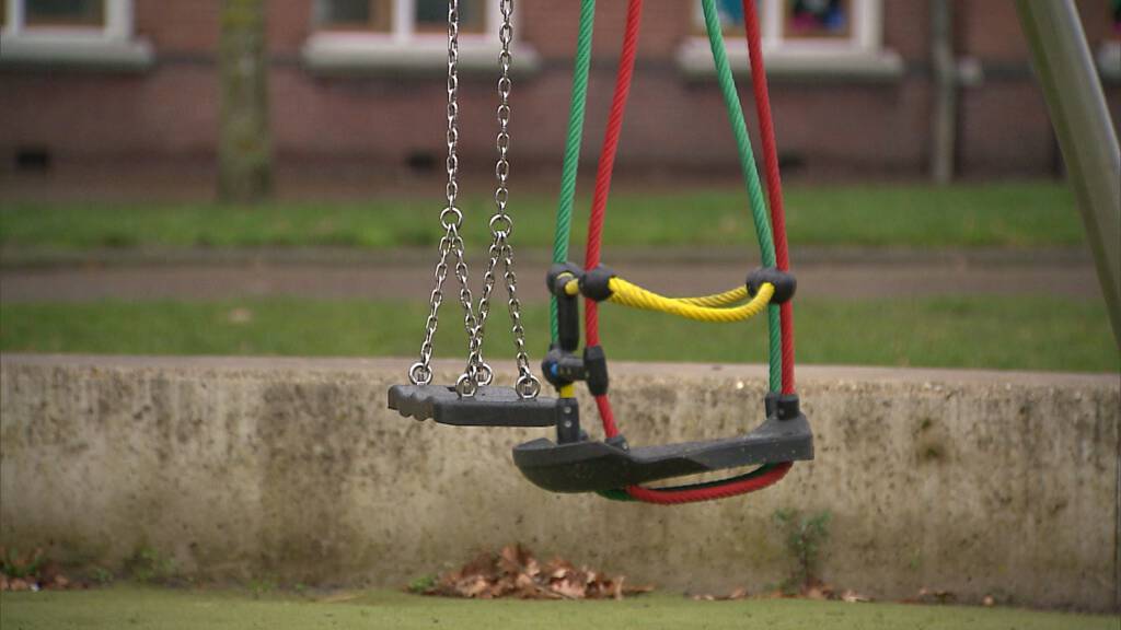 Drie vrienden krijgen toch geen boete voor schommelen in speeltuin