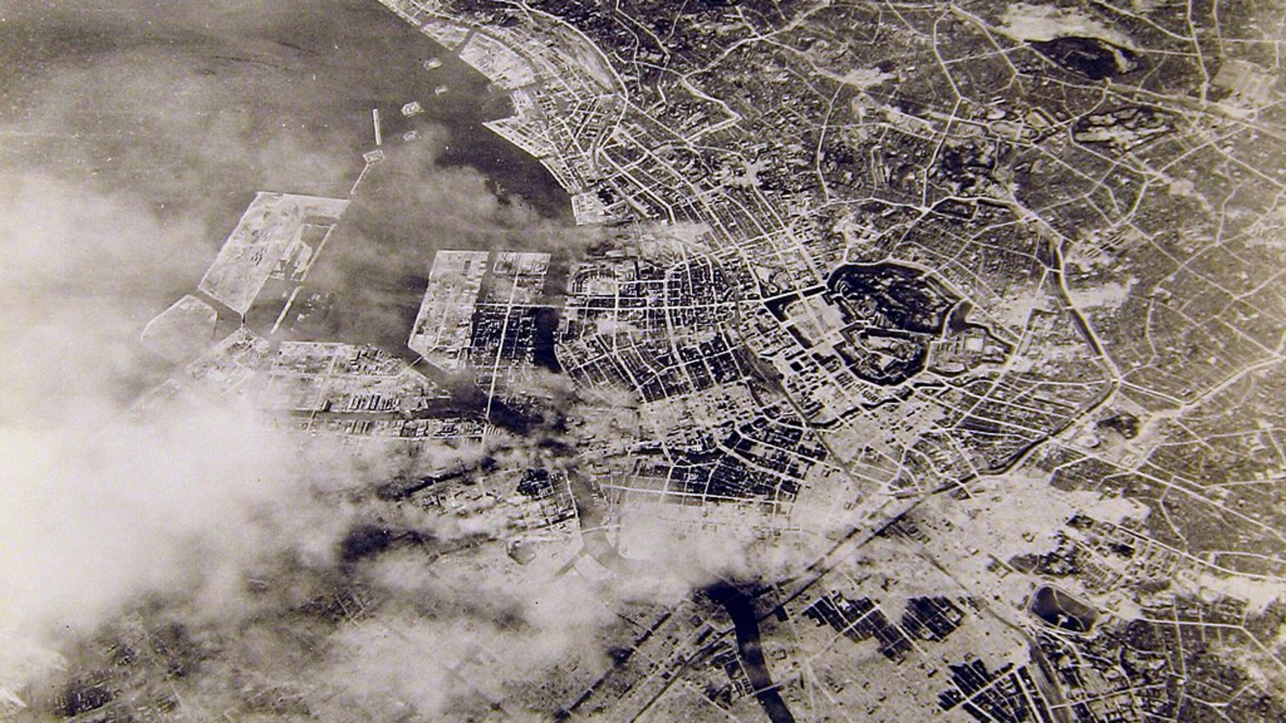 het bevrijdingsjaar | VS valt Tokio aan met ongekende bommenregen | NOS