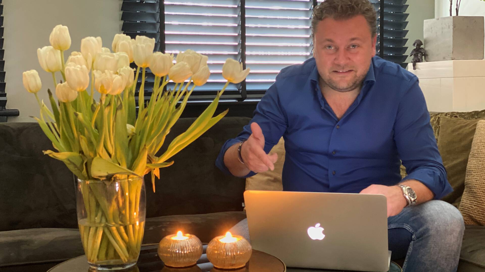 Borrelen in tijden van corona: 'proosten op de cruciale beroepen' | NOS