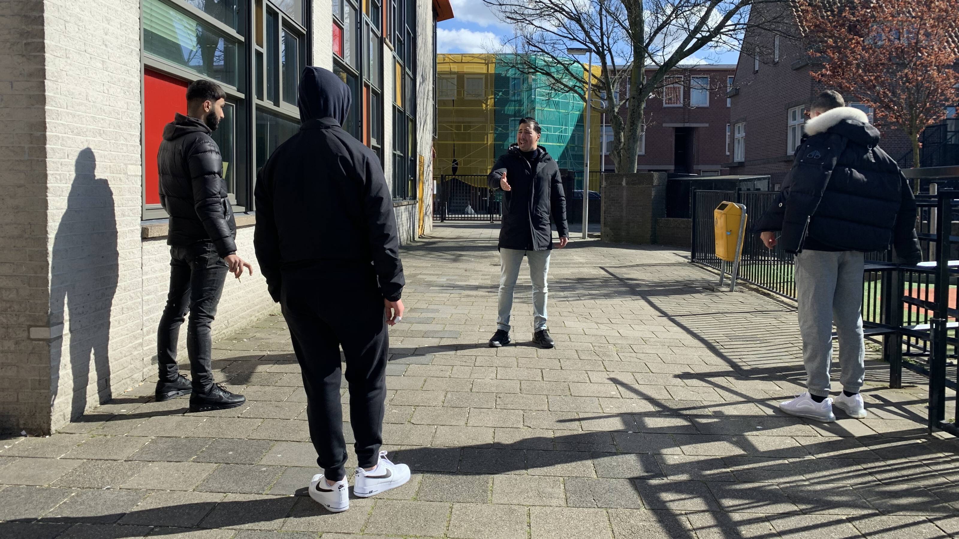 Haagse hangjongeren maken voedselpakketten, 'Waarom ook niet' | NOS