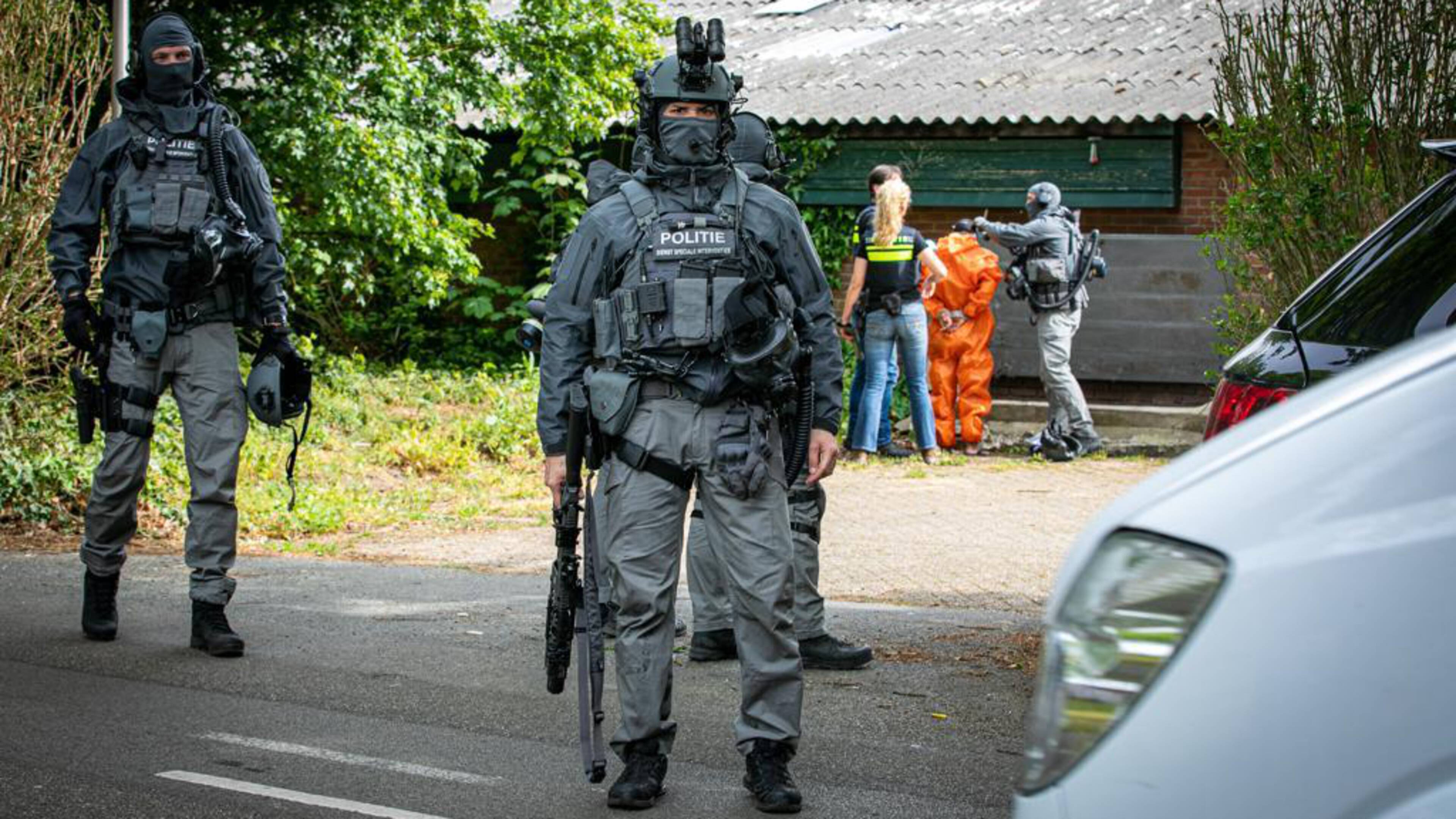 Drie personen aangehouden bij inval drugslab, miljoenen aan drugs ...