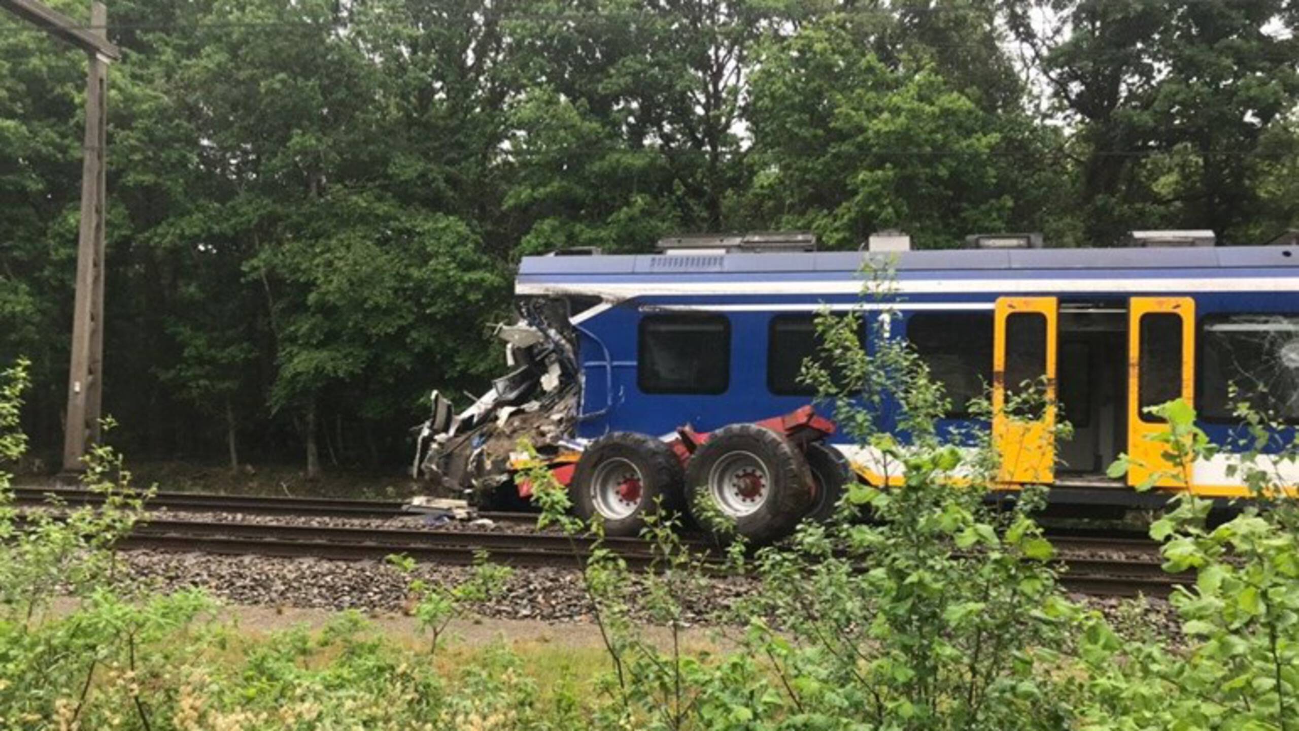 Machinist omgekomen bij botsing tussen trein en aanhanger in Hooghalen ...