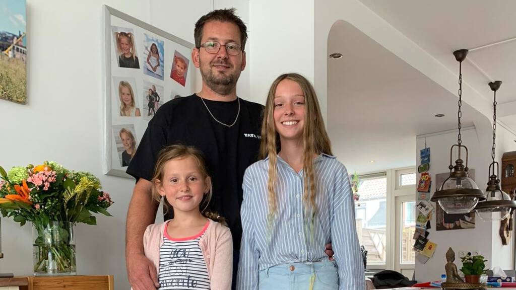 De vader van Roos en Floor maakt zich zorgen over zijn baan