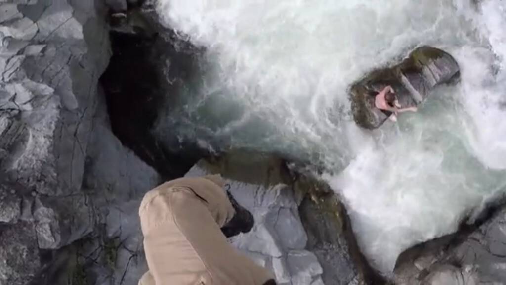 Vader gered uit woest kolkende rivier